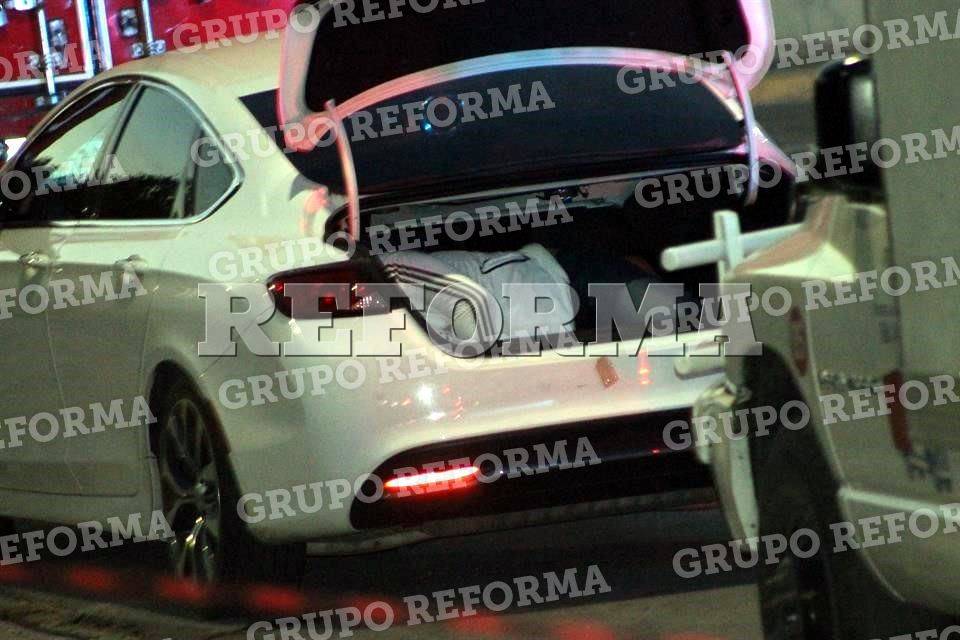 Dejan 2 cuerpos en cajuela de auto