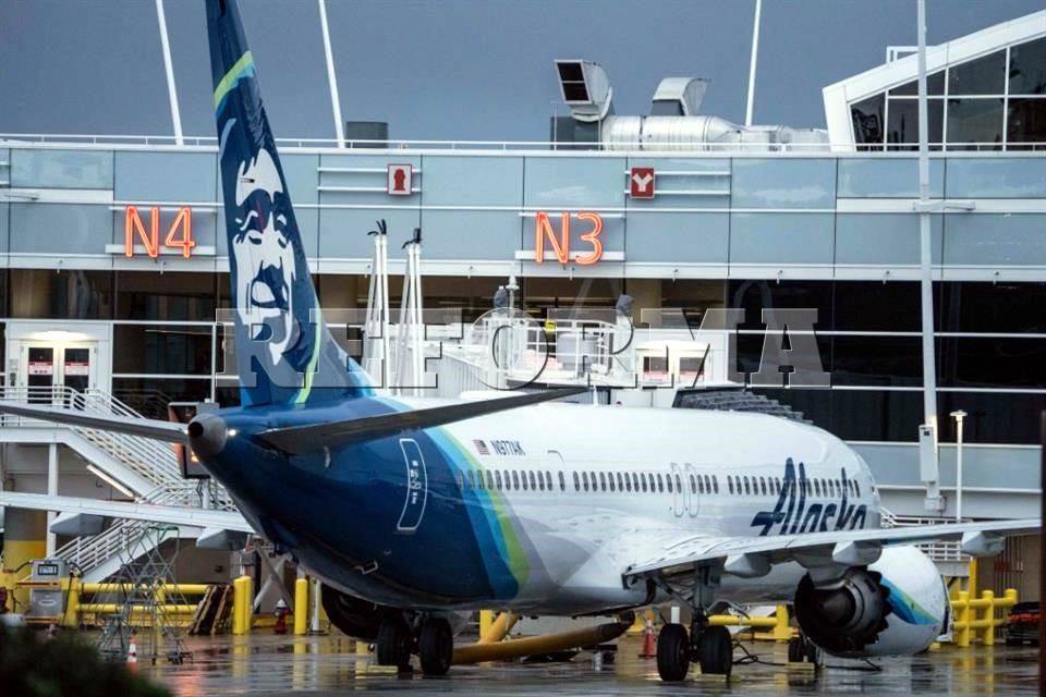 FAA inmoviliza aviones Boeing 737 MAX tras explosión